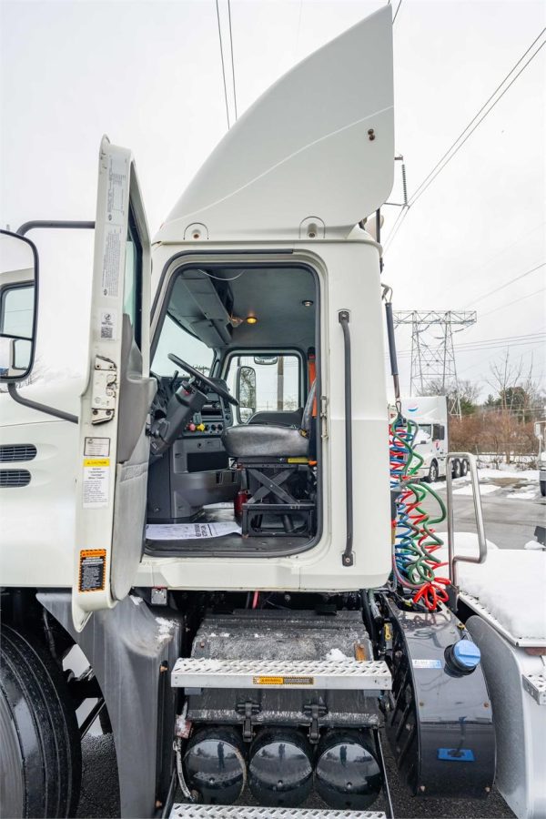 2016 MACK PINNACLE CXU613 - Ballard Truck Centers